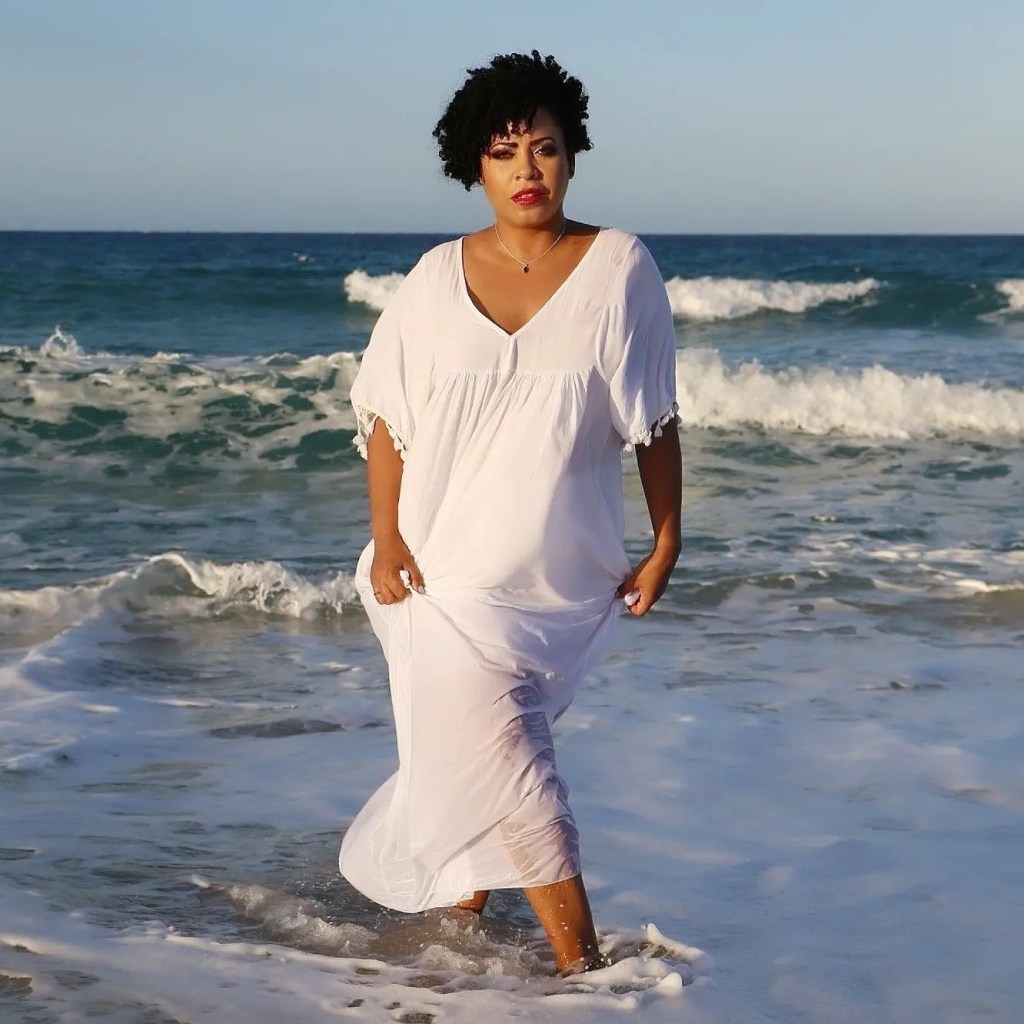 Raquel Rey Alcanza la Marca de 10: Celebrando su Décima Novela ...