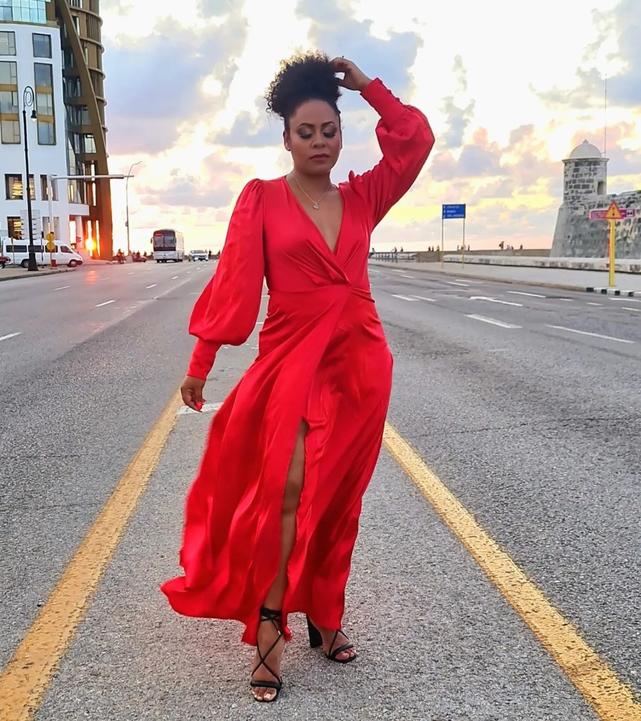 Raquel Rey Alcanza la Marca de 10: Celebrando su Décima Novela ...