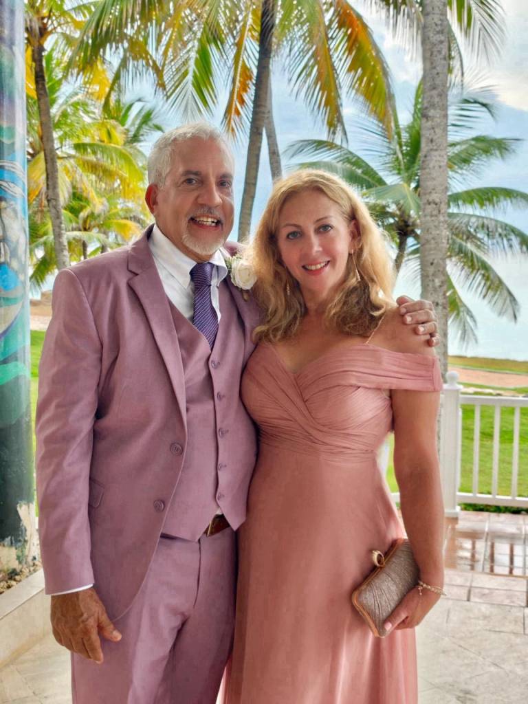 Los actores Armando Tomey y Nancy González en la boda de su hija ...